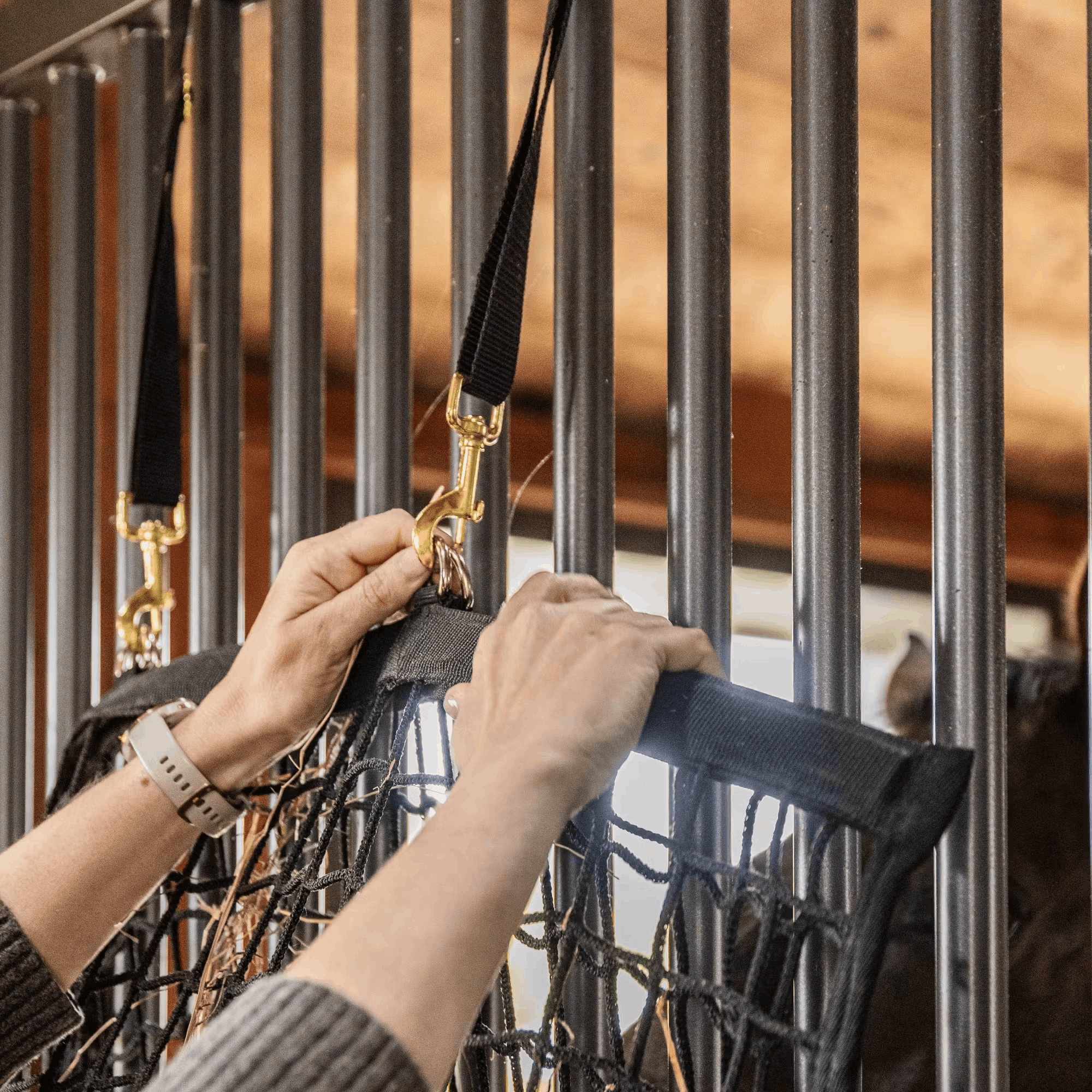 Grooming Deluxe Square Hay Net with Filling Aid 4,5 cm | FUNDIS Equestrian