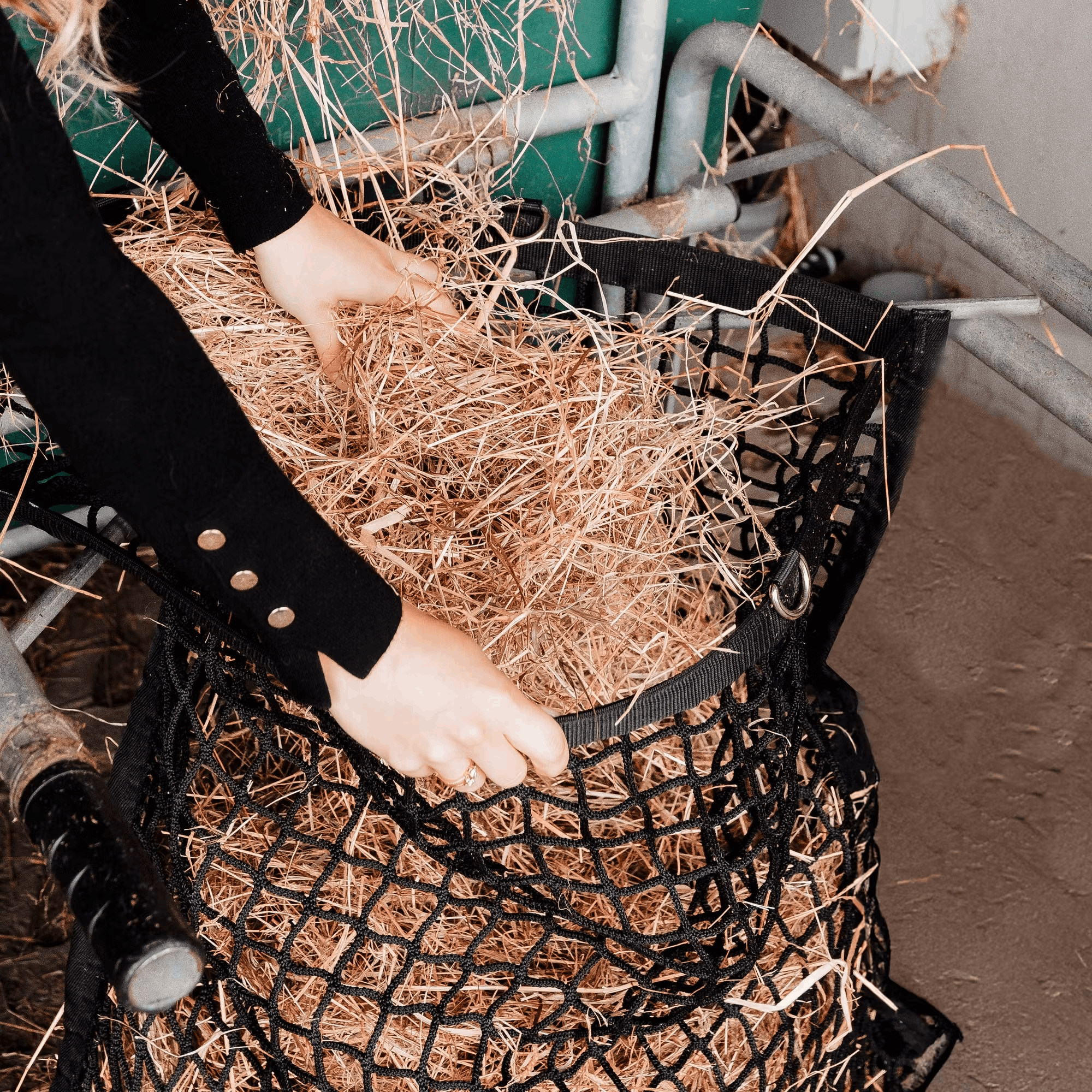 Grooming Deluxe Square Hay Net with Filling Aid 4,5 cm | FUNDIS Equestrian